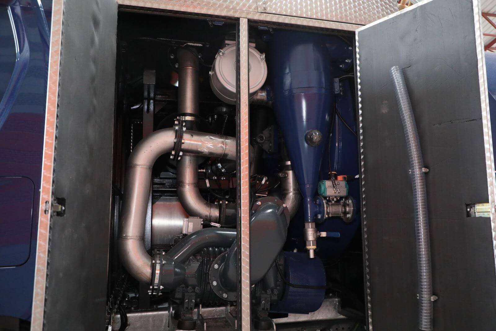 VACUUM/SUCTION TRUCK